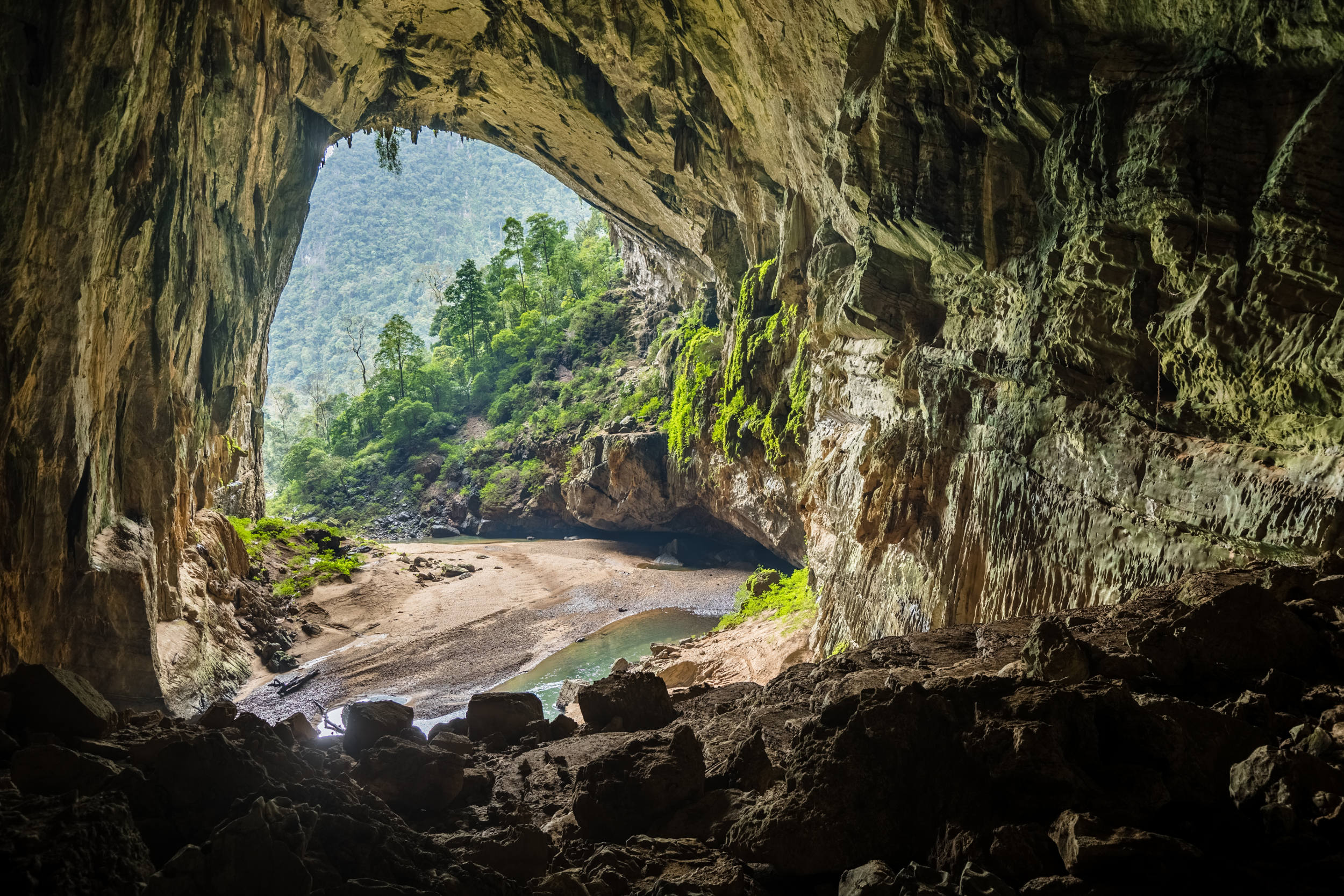 How to explore the world's largest cave, Hang Son Doong, in Vietnam ...